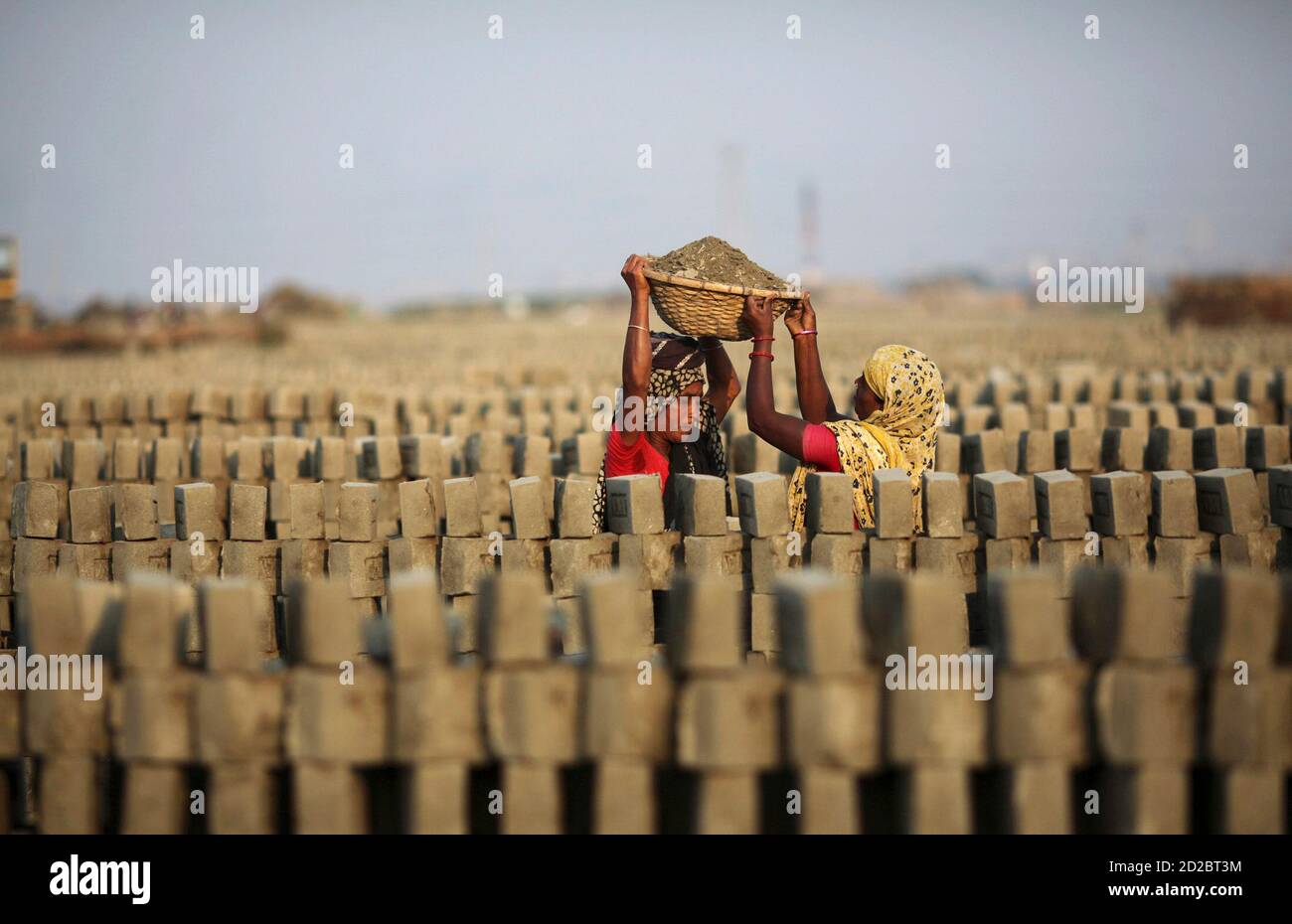 Bangladeshi women labourers hi-res stock photography and images - Alamy