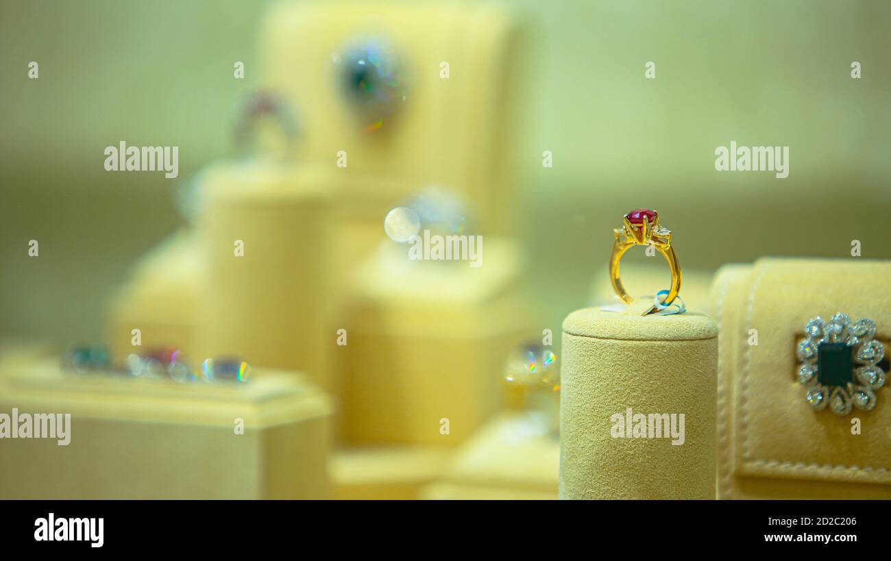 Diamond jewellery display hi-res stock photography and images - Alamy