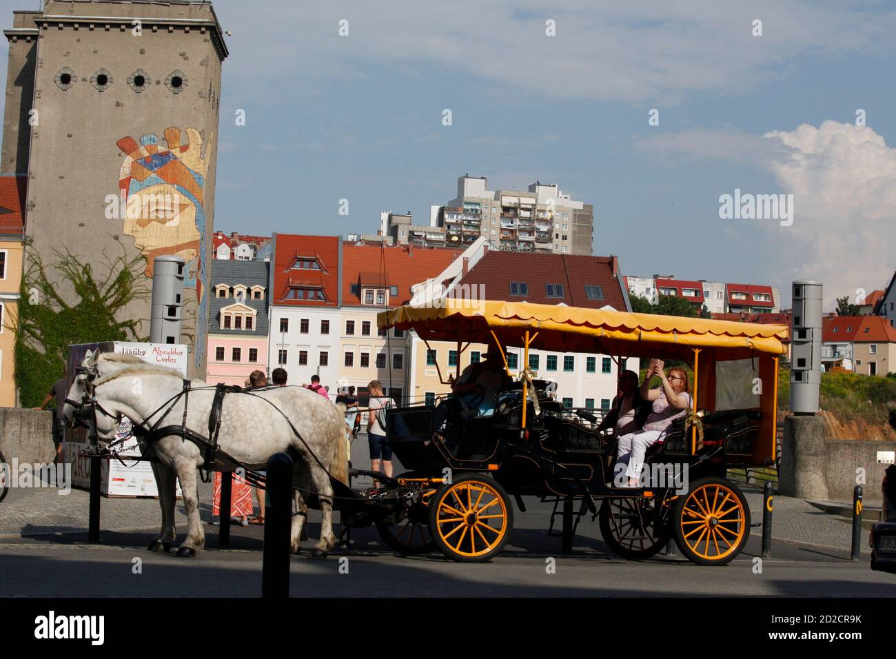 Eine pferdekutsche pferdefuhrwerk mit planenwagen hi-res stock ...