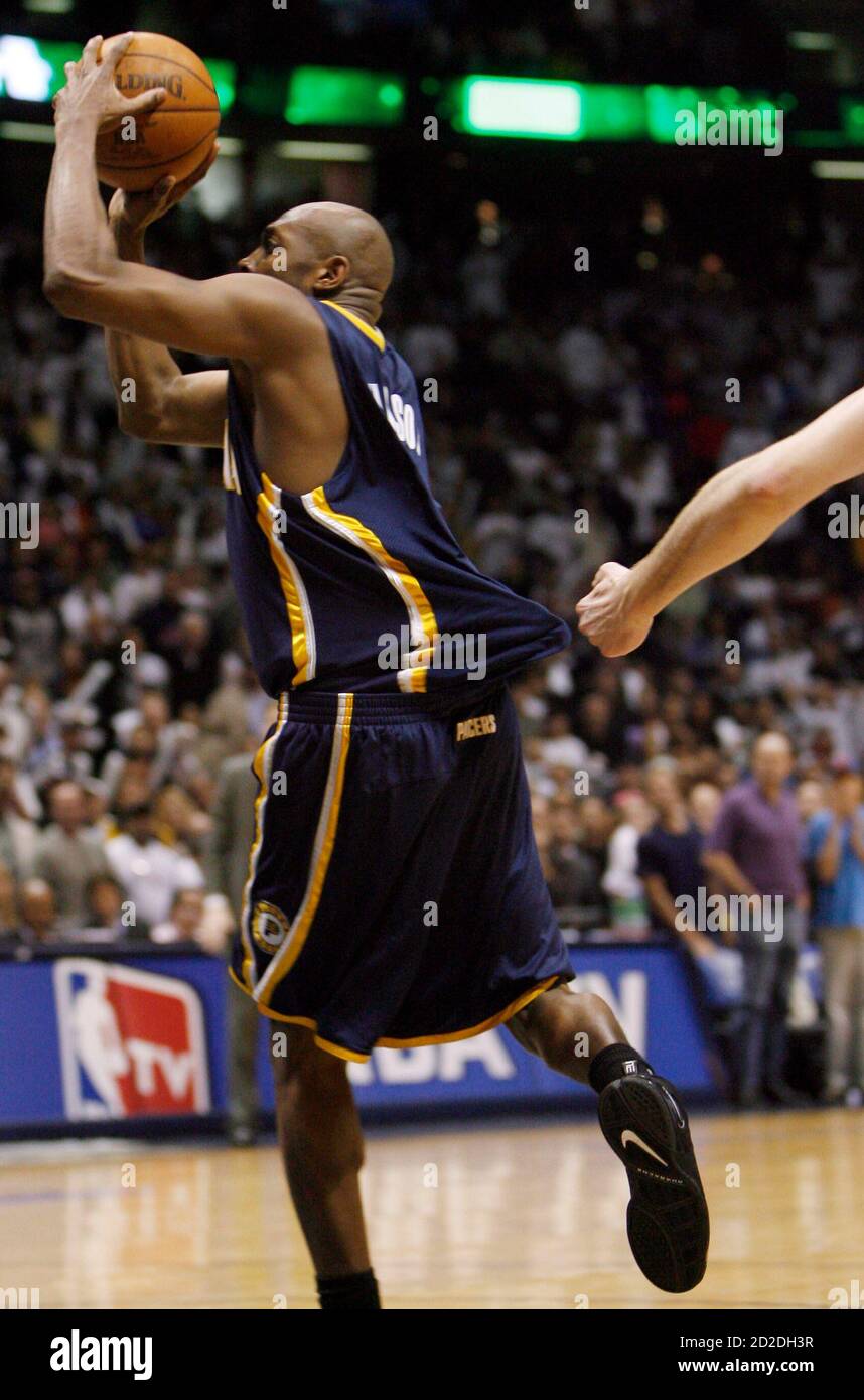Basketball referee hand hi-res stock photography and images - Alamy