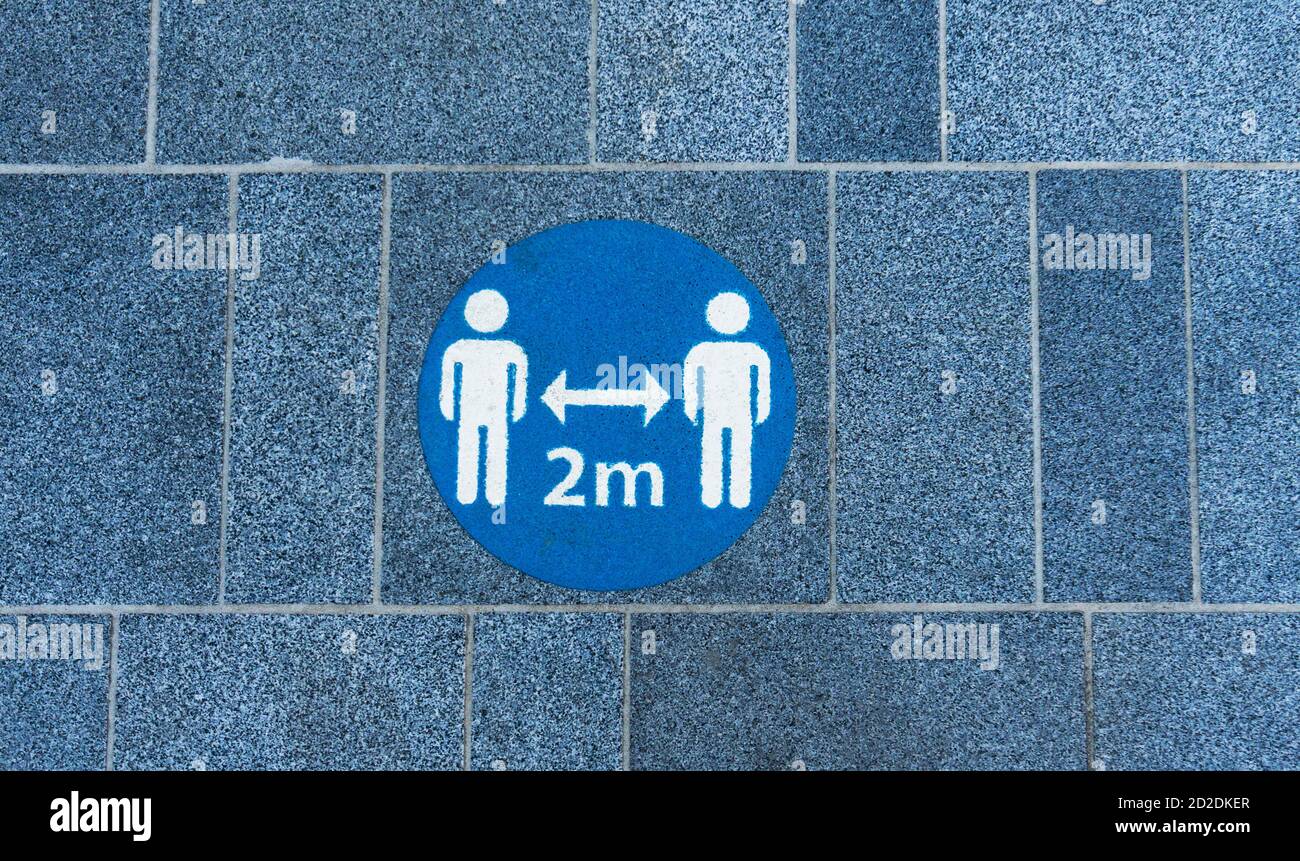 2 meters sign on a walkway in the UK Stock Photo - Alamy
