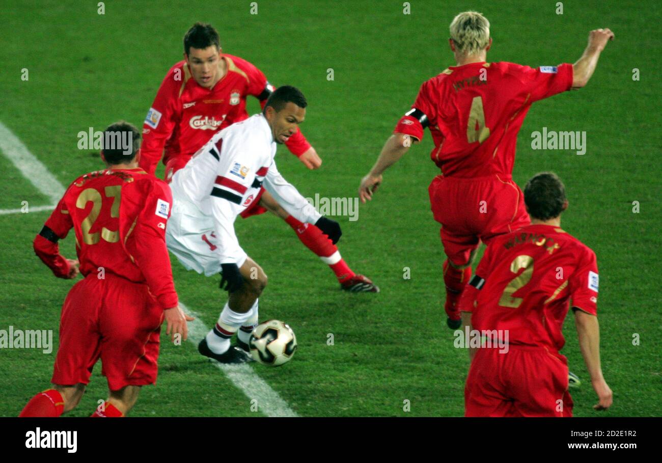 Jaime carragher and steve finnan hi-res stock photography and images ...