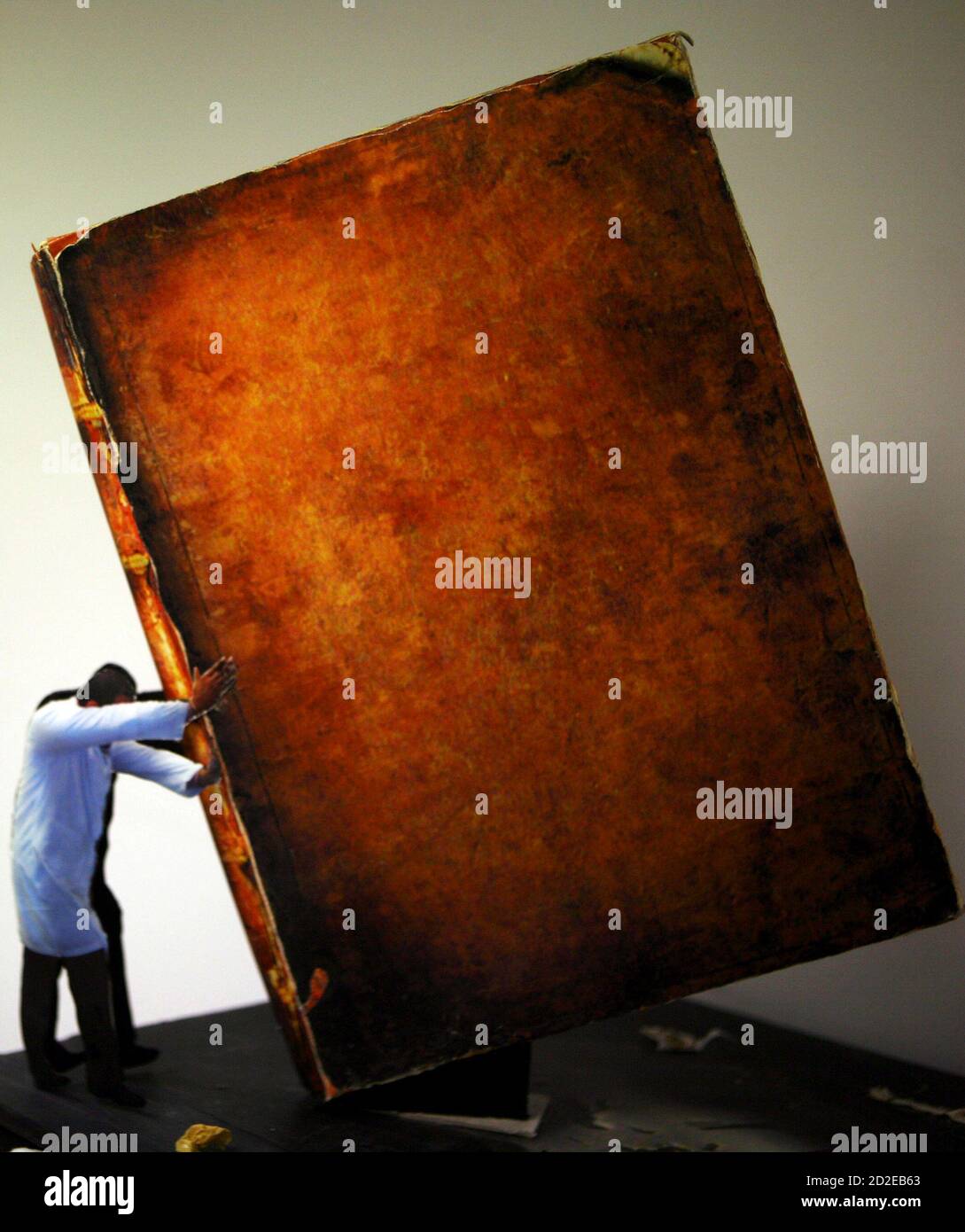 3 men statue hi-res stock photography and images - Alamy