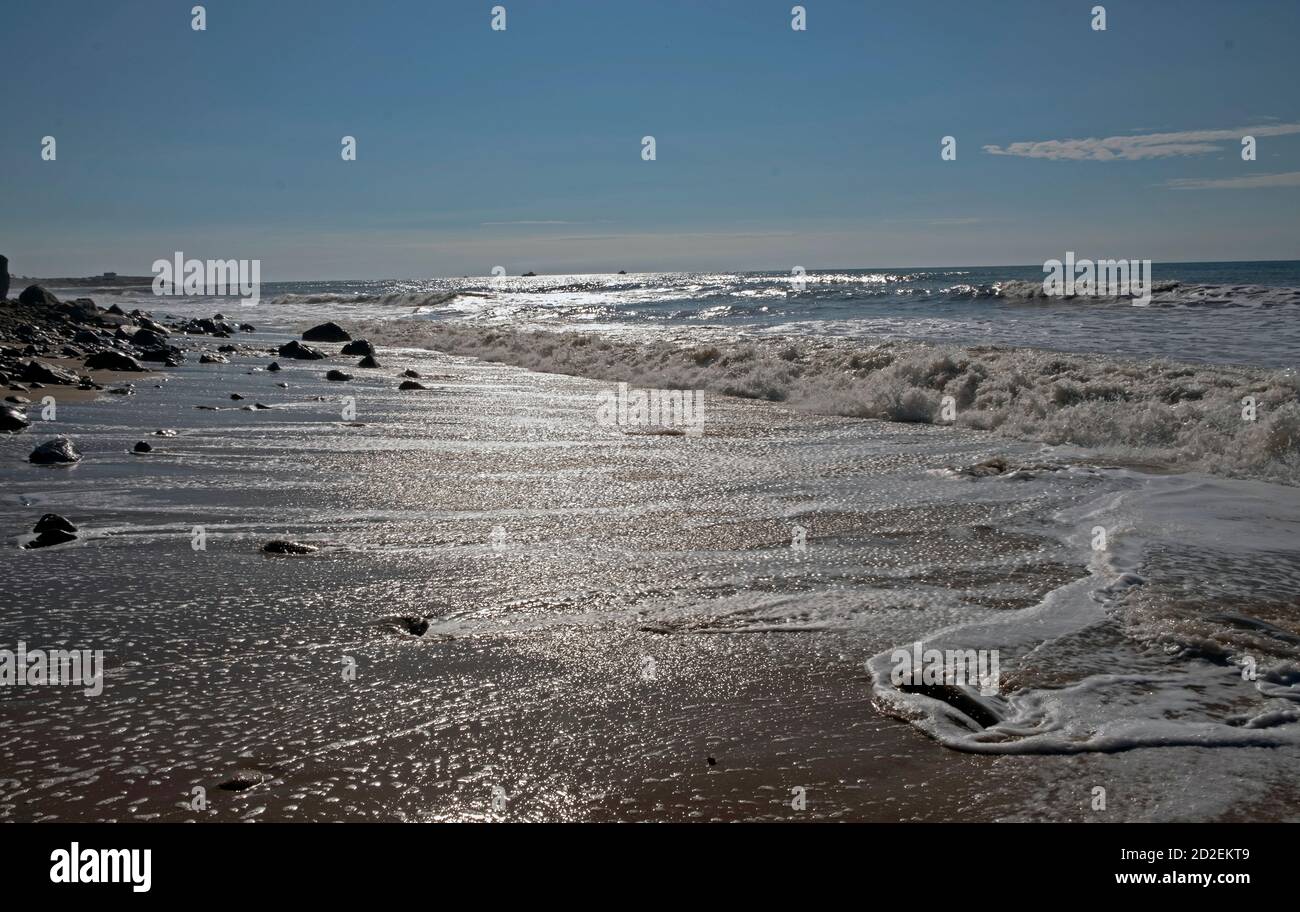Ocean at dusk with waves, foam and tide flow Stock Photo - Alamy