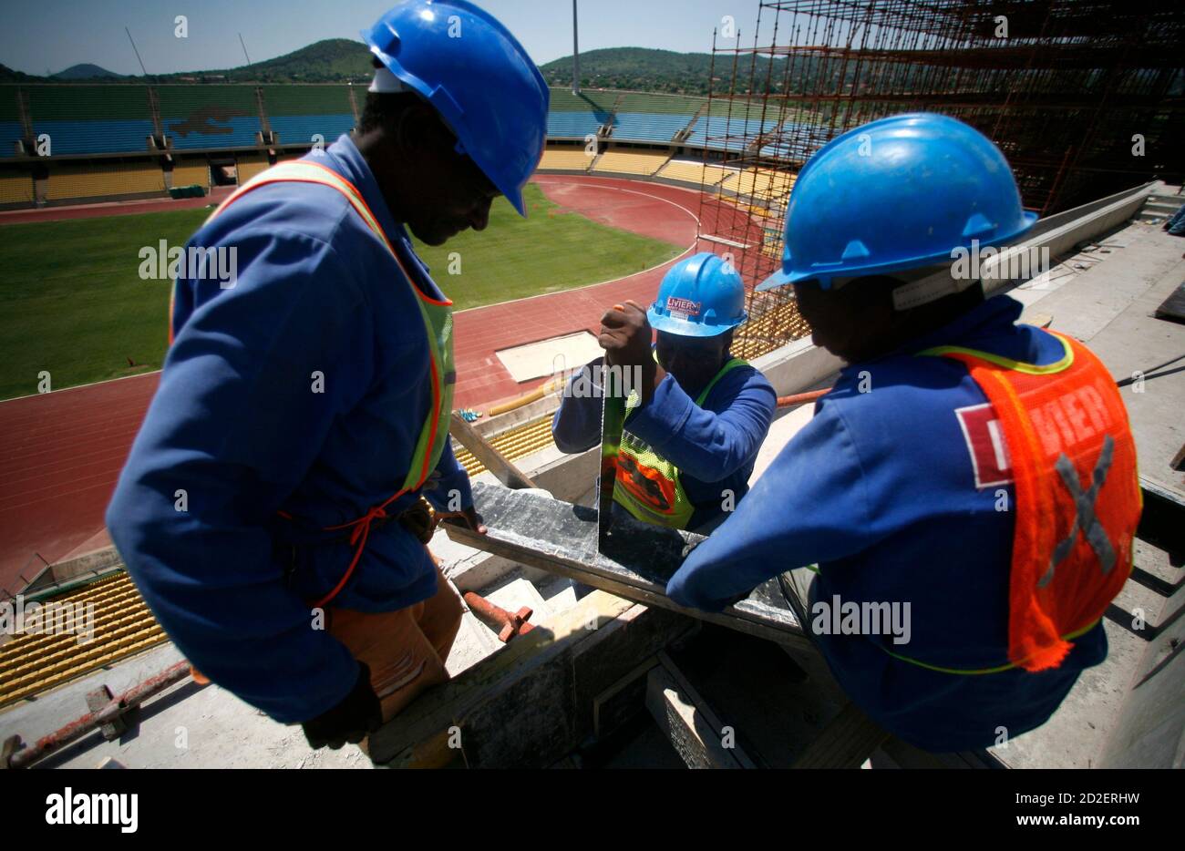 South african construction workers work hi-res stock photography and ...