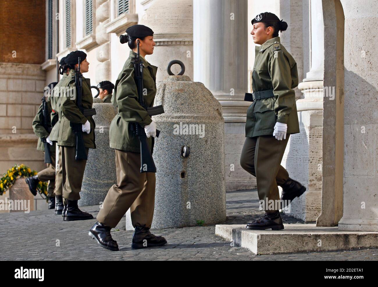 Italy presidential guards at the quirinale hi-res stock photography and ...