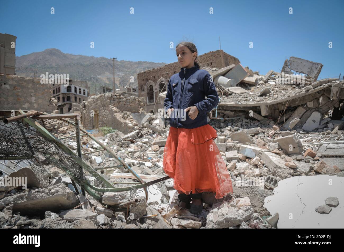 Taiz / Yemen - 13 Apr 2017 :A Yemeni child grieves in front of homes ...