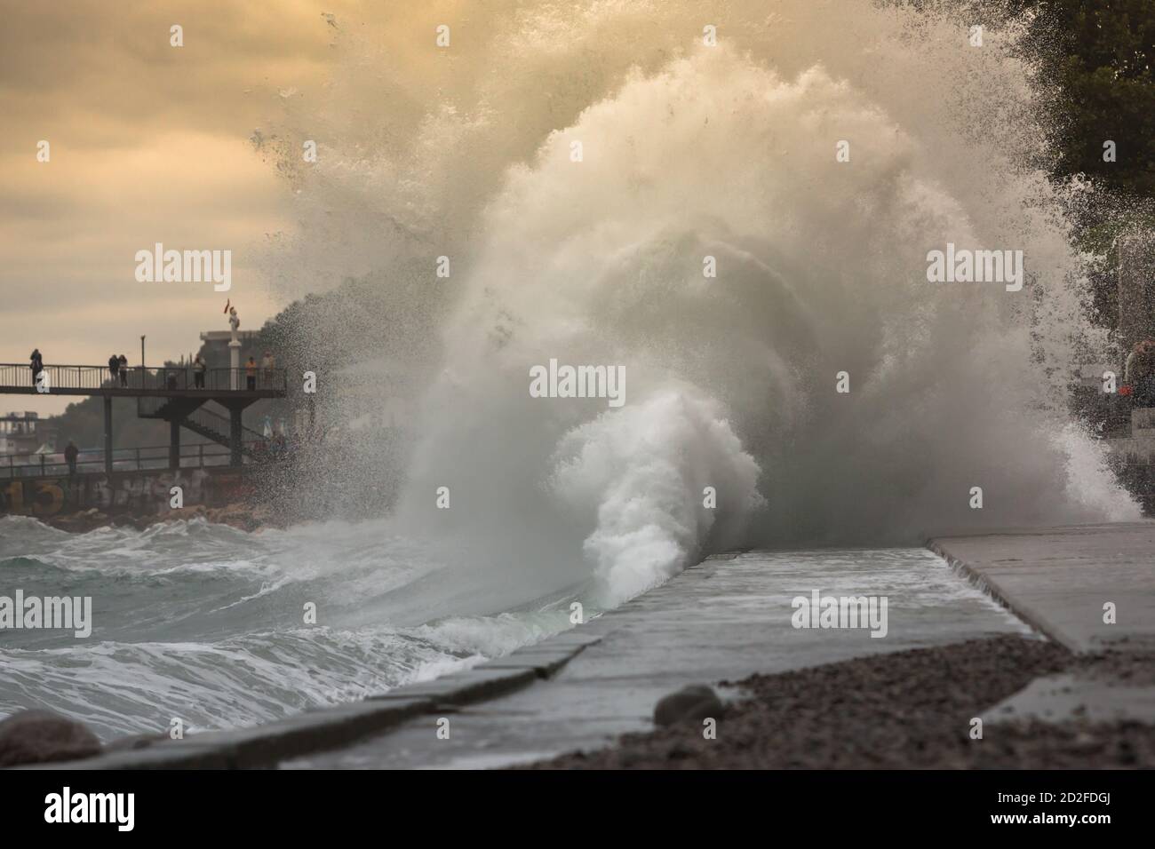 Giant wave crashing on city hi-res stock photography and images - Alamy