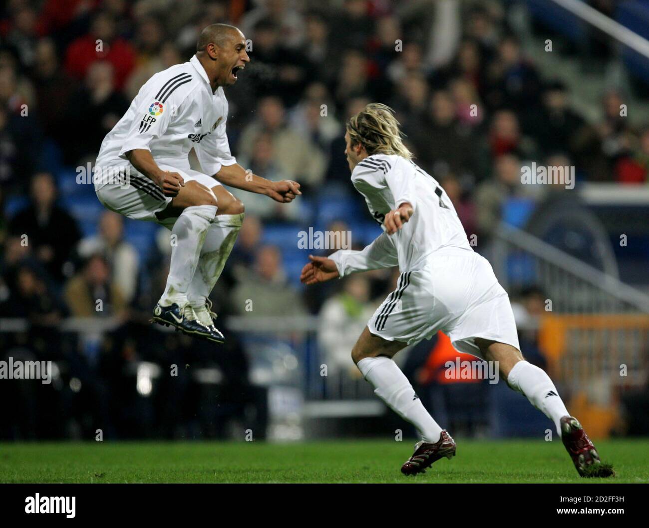 Real madrids david beckham and roberto carlos hi-res stock photography ...