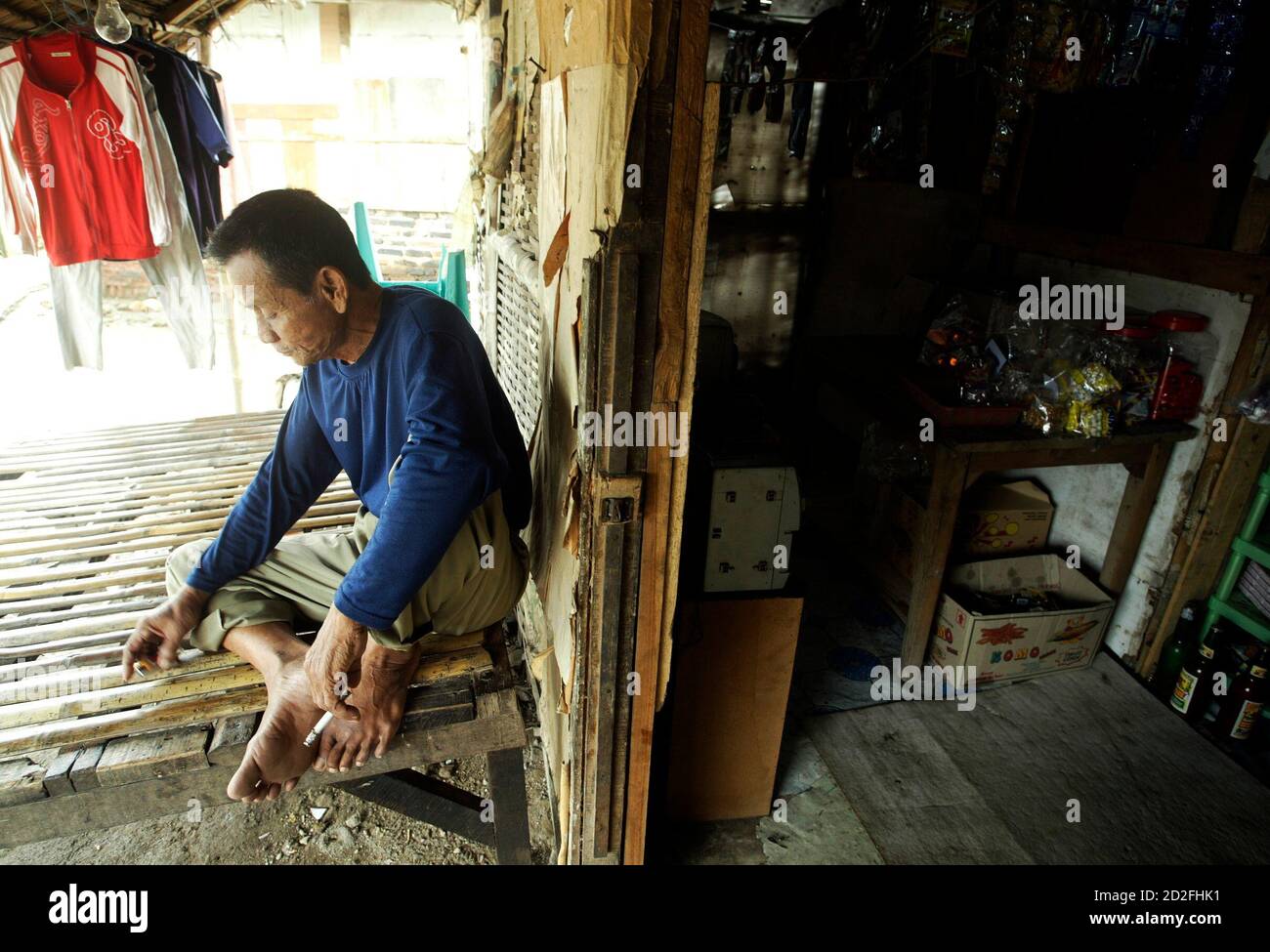 Indonesia poor hi-res stock photography and images - Alamy