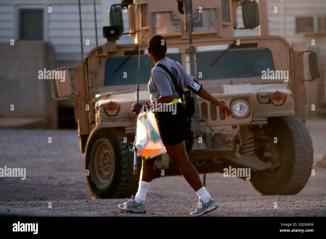 Iraq soldier woman back hi-res stock photography and images - Alamy