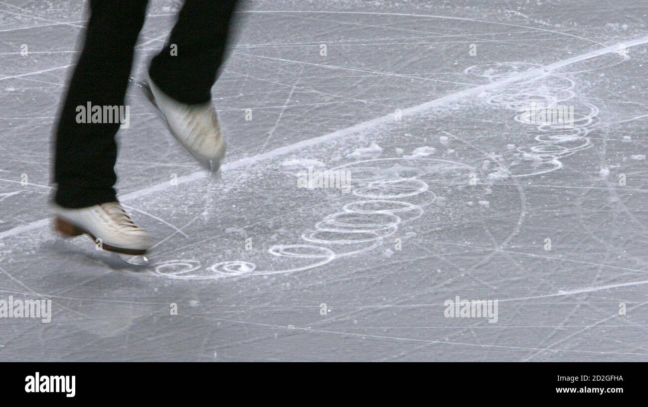 Ice skate marks hi-res stock photography and images - Alamy