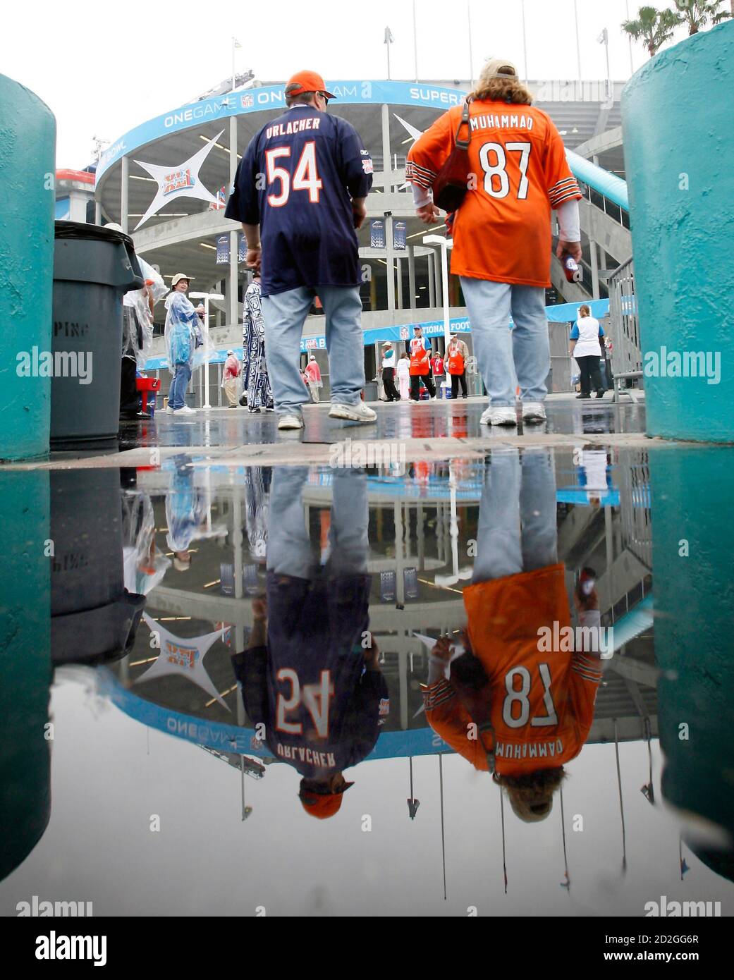 Stadium fans enter hi-res stock photography and images - Alamy