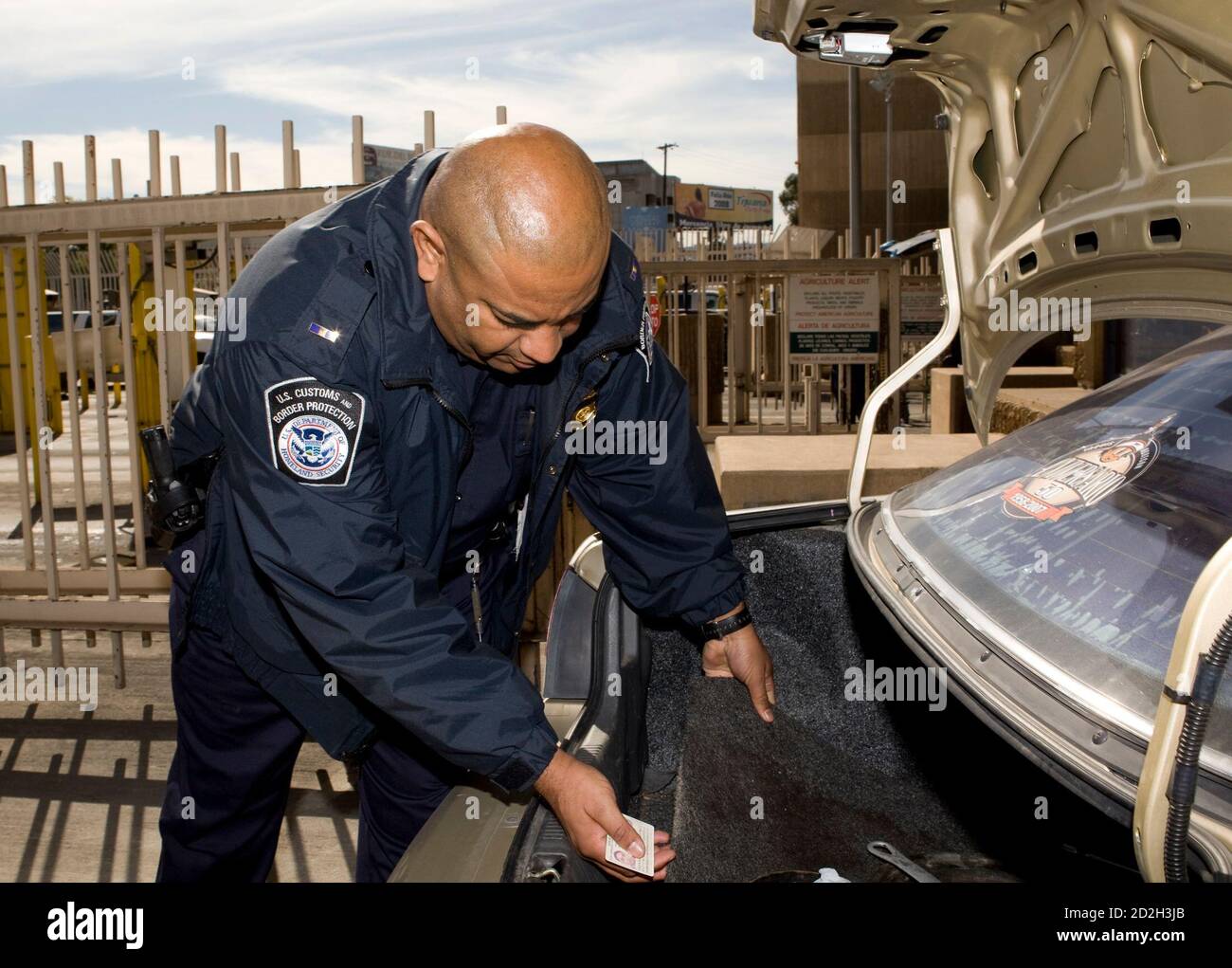 Customs officer canadian border hi-res stock photography and images - Alamy