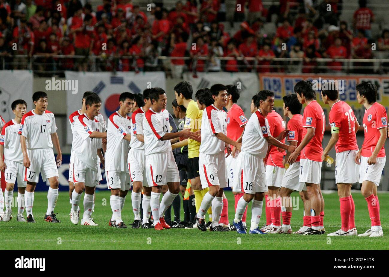 South korea national soccer players hi-res stock photography and images ...
