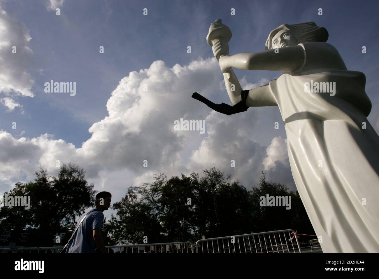 1989 goddess of democracy statue hi-res stock photography and images ...