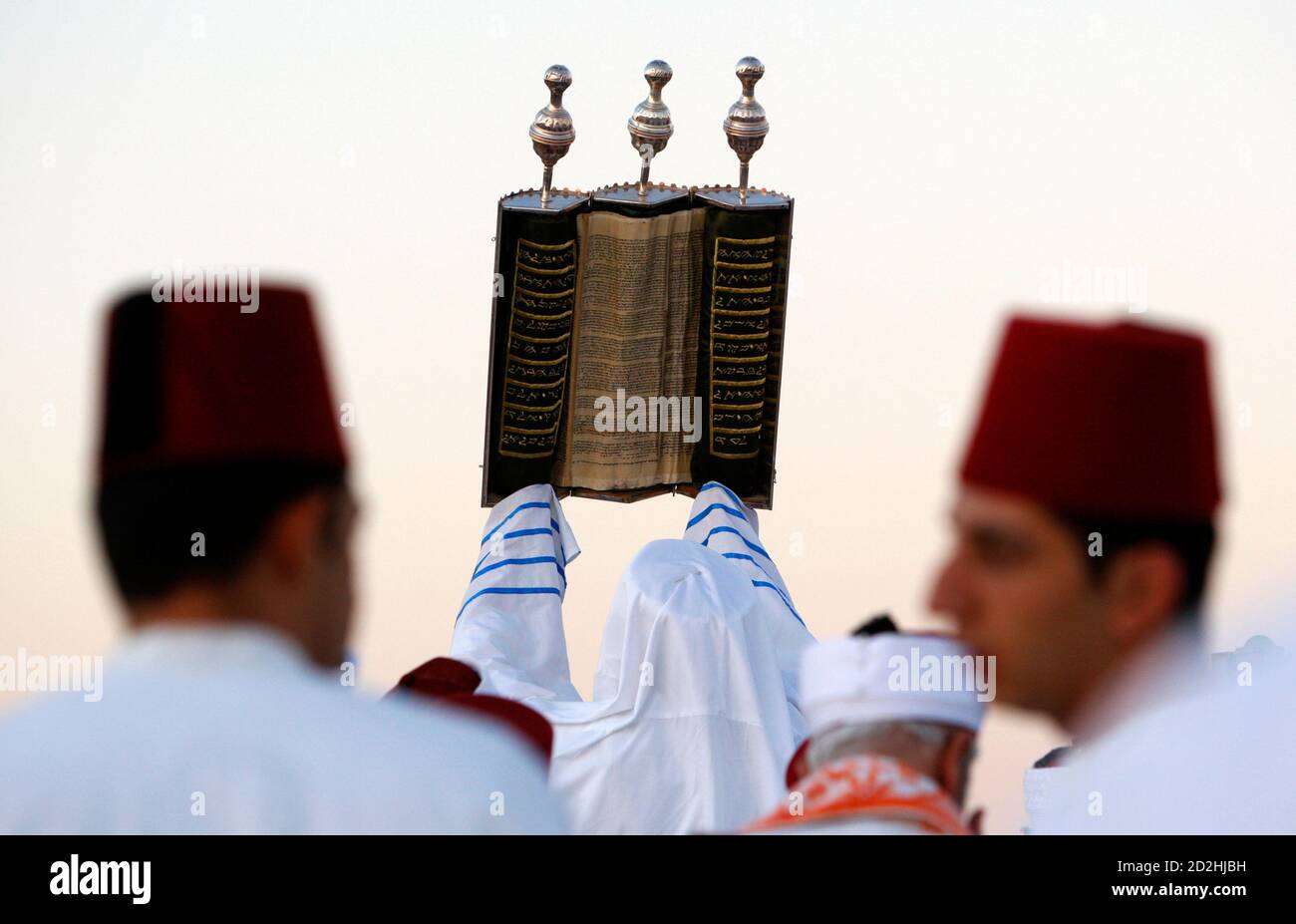 Ancient torah jewish scroll hi-res stock photography and images - Alamy