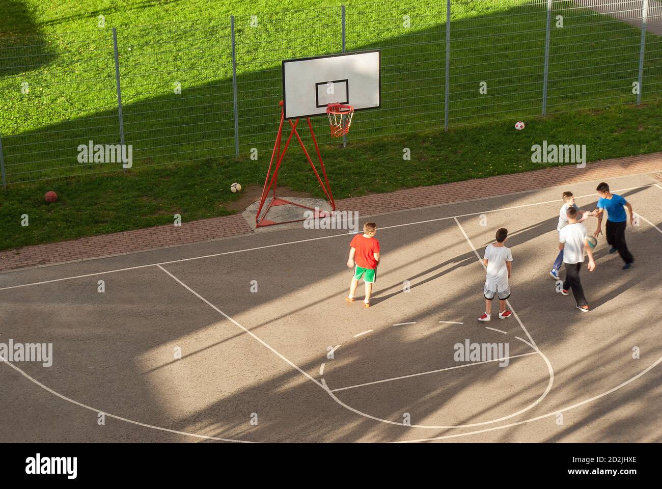 Children playing basketball hi-res stock photography and images - Alamy