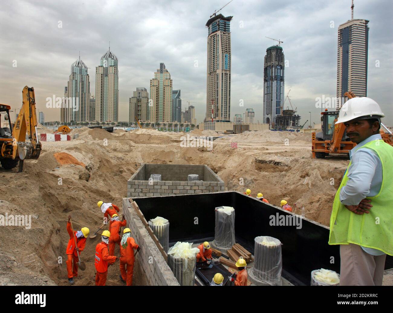 Dubai construction employees hi-res stock photography and images - Alamy