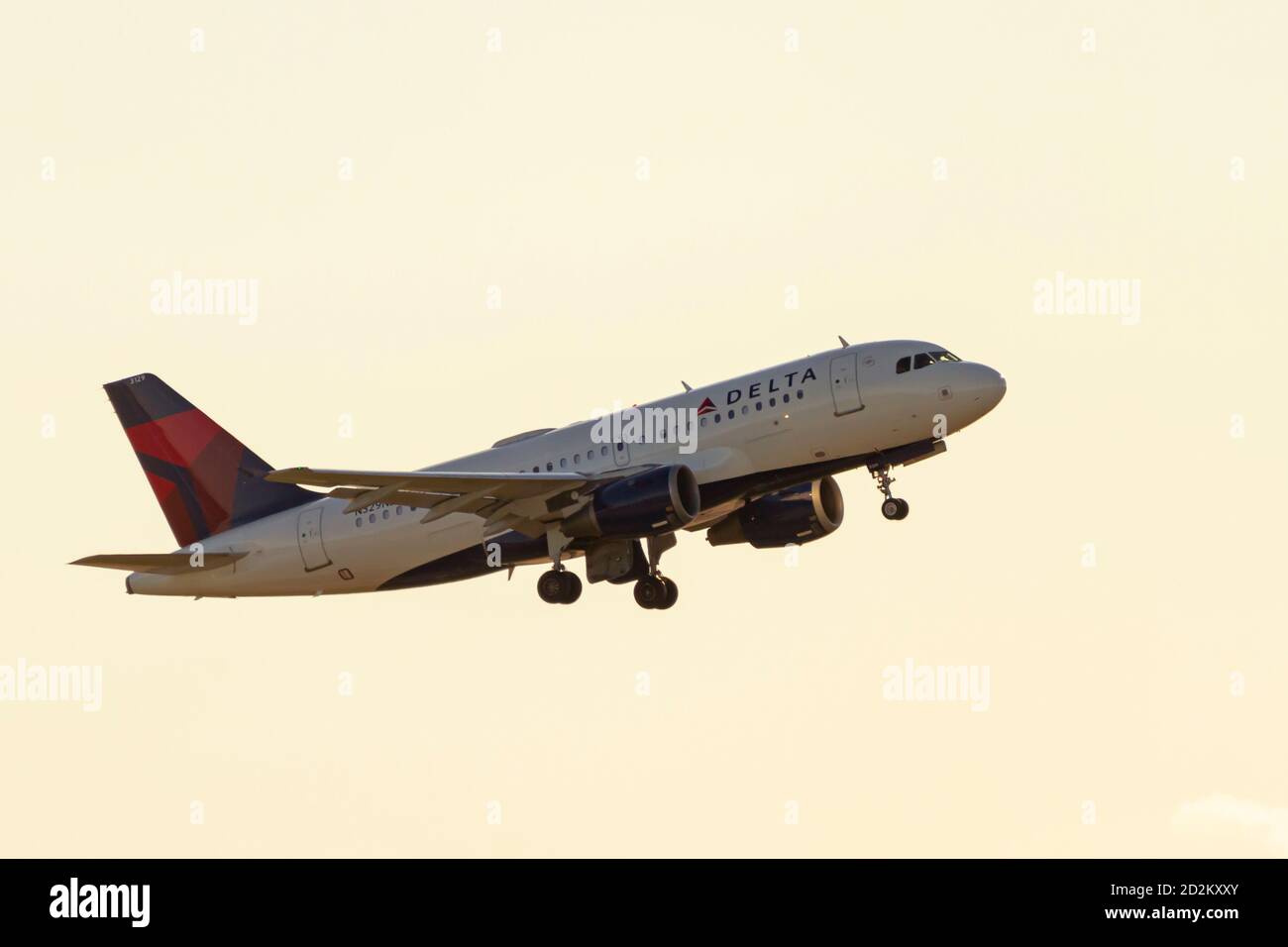 Airbus 319 delta hi-res stock photography and images - Alamy