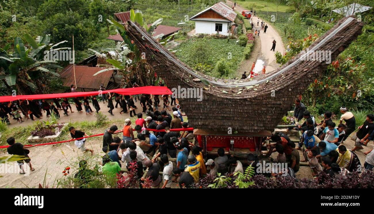 Rambu solo ceremony hi-res stock photography and images - Alamy