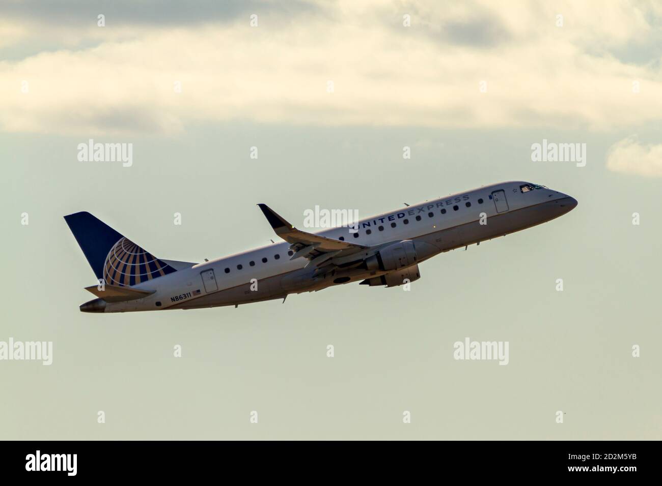 Embraer 175 united airlines hi-res stock photography and images - Alamy