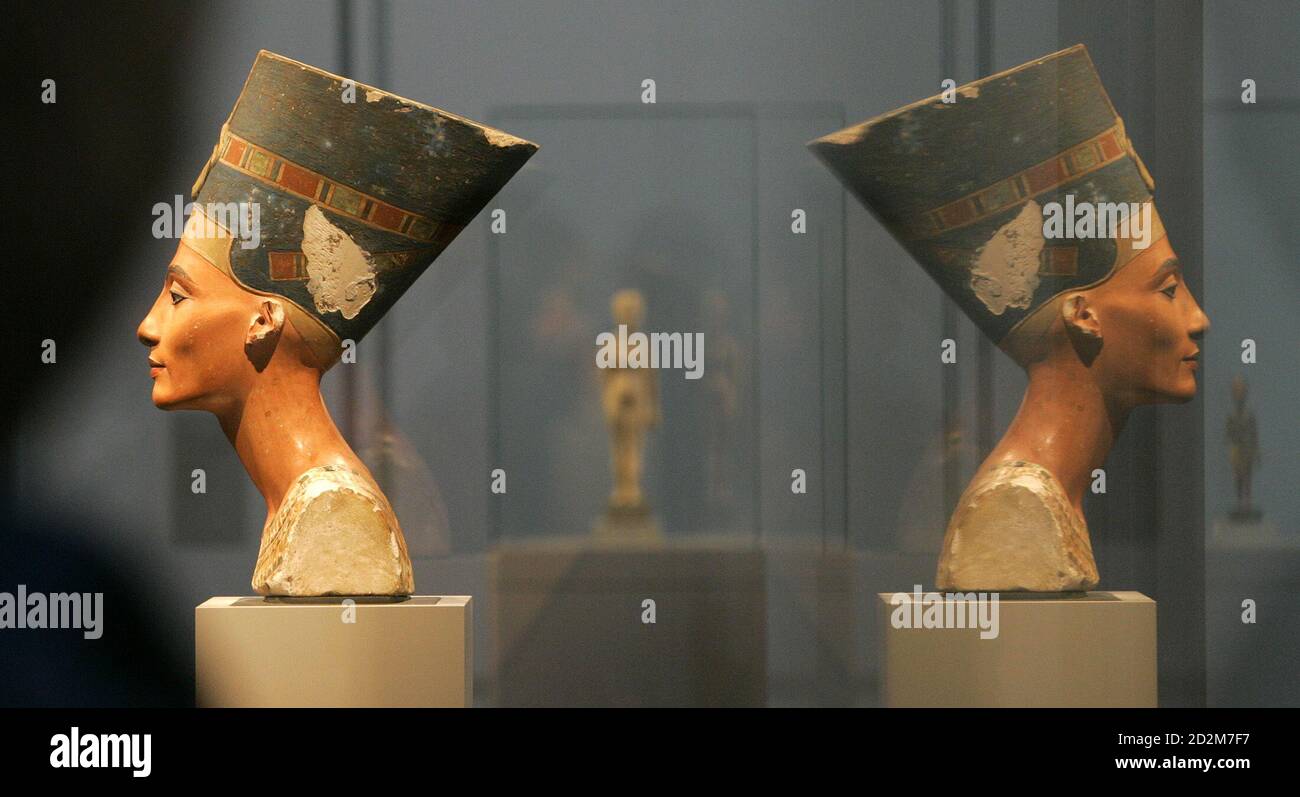 Bust of nefertiti in a museum of berlin hi-res stock photography and ...