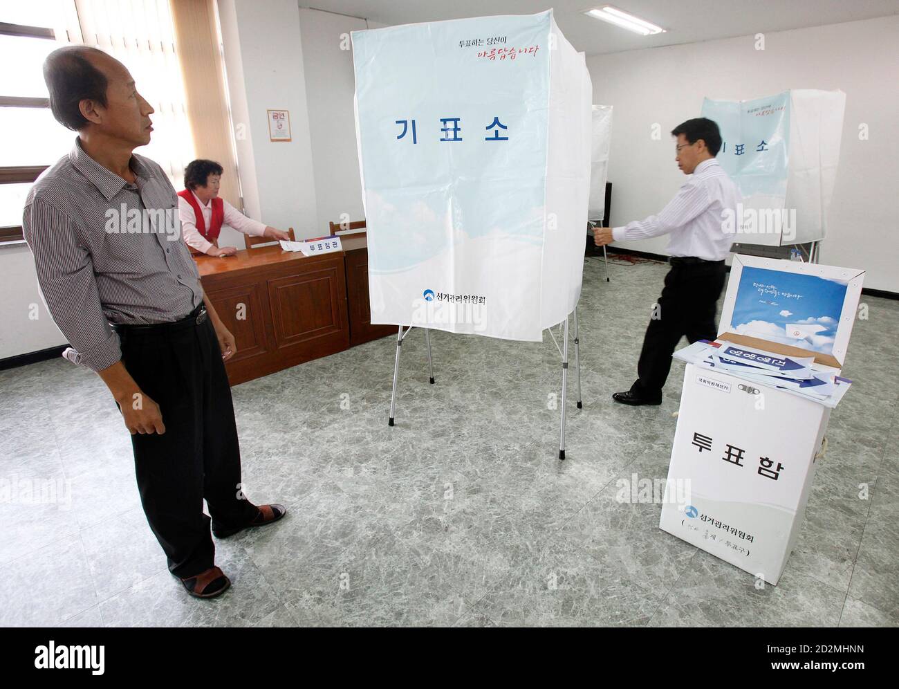 Set up polling booths hi-res stock photography and images - Alamy