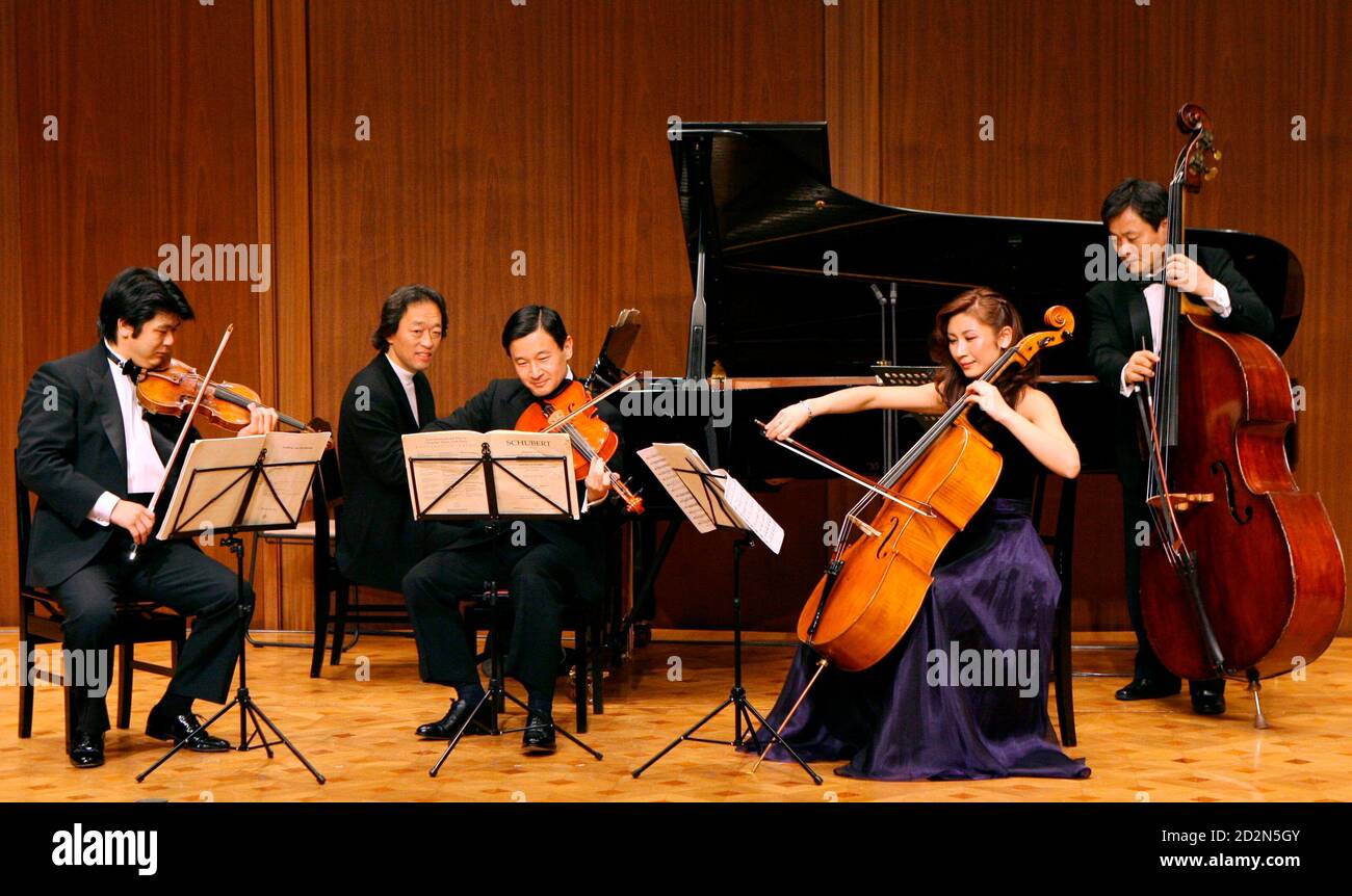 Japanese violinist hi-res stock photography and images - Alamy