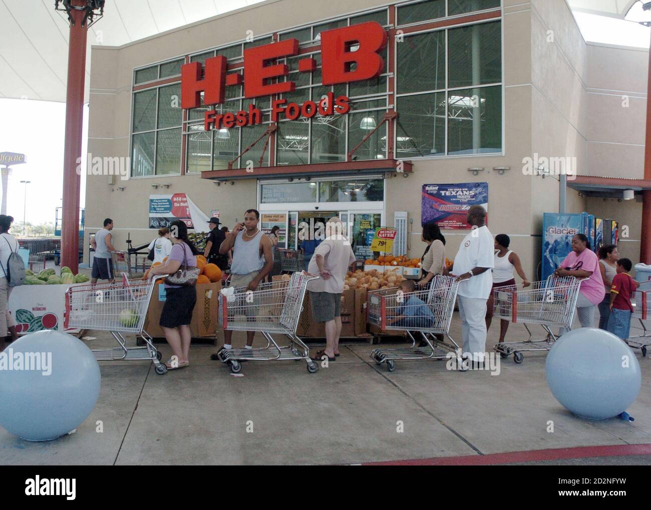Heb store hi-res stock photography and images - Alamy