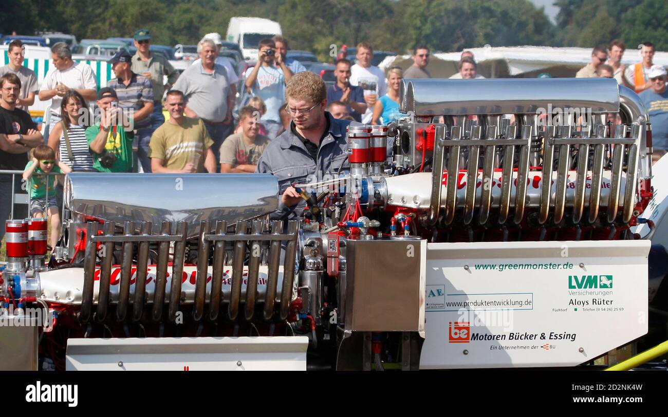 Tractor pulling competition hi-res stock photography and images - Alamy