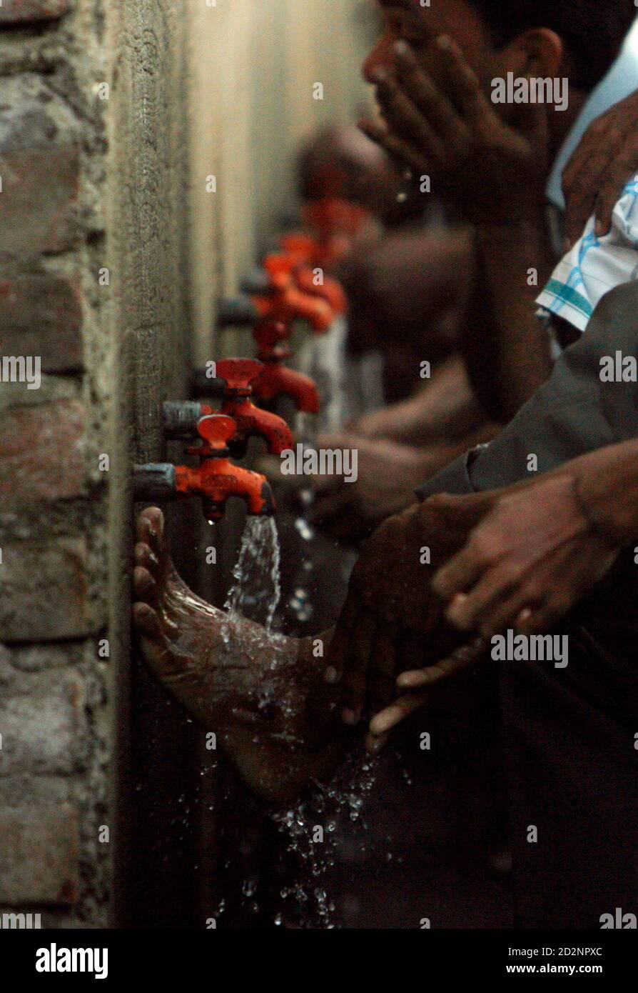 Muslims washing feet hi-res stock photography and images - Alamy