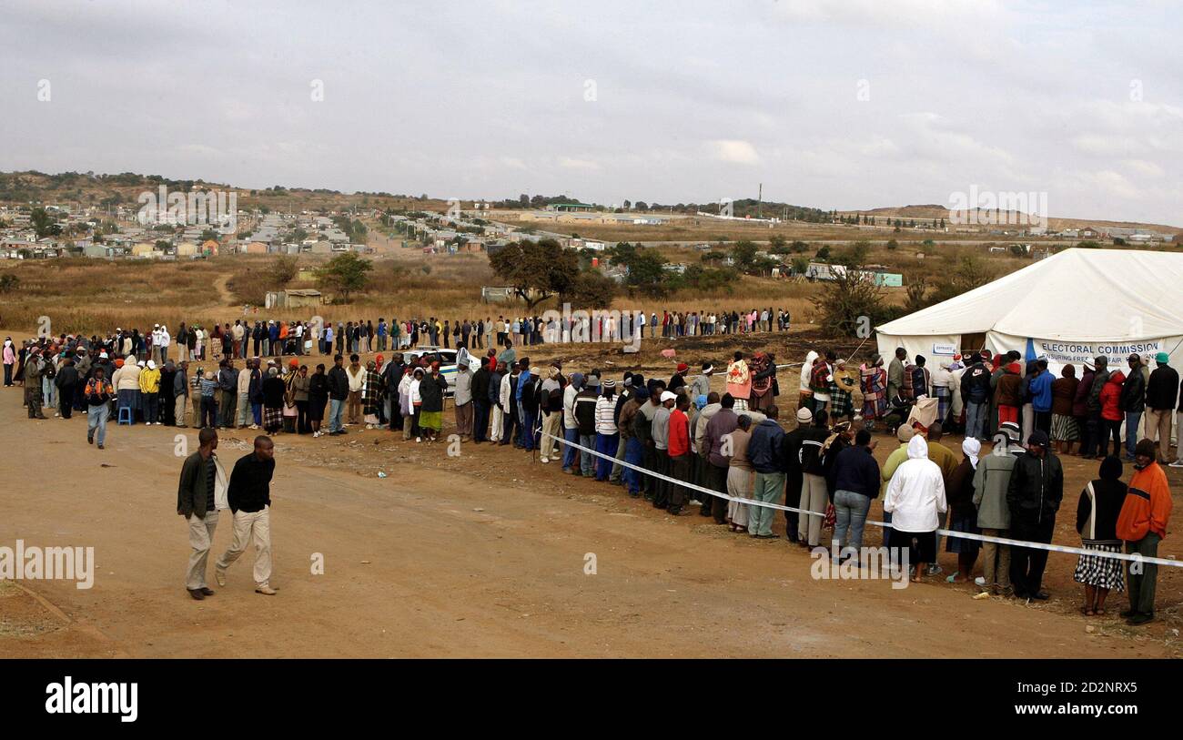1994 south africa voter's queue hi-res stock photography and images - Alamy