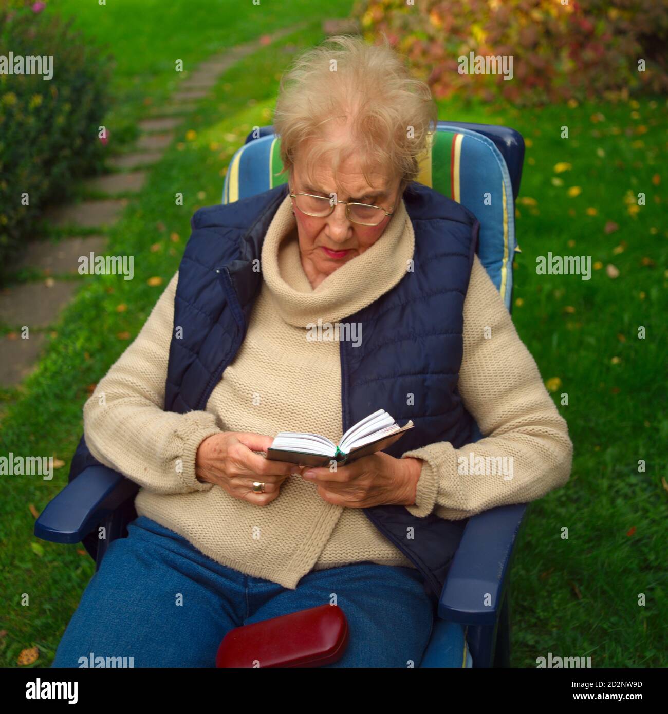 Reding book hi-res stock photography and images - Alamy