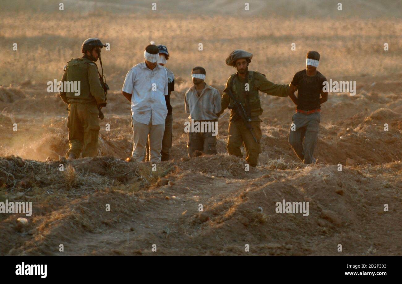 Blindfold blindfolded soldier hi-res stock photography and images - Alamy