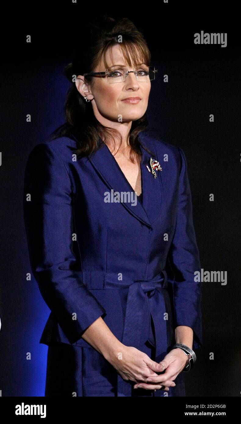 Sarah stands hi-res stock photography and images - Alamy