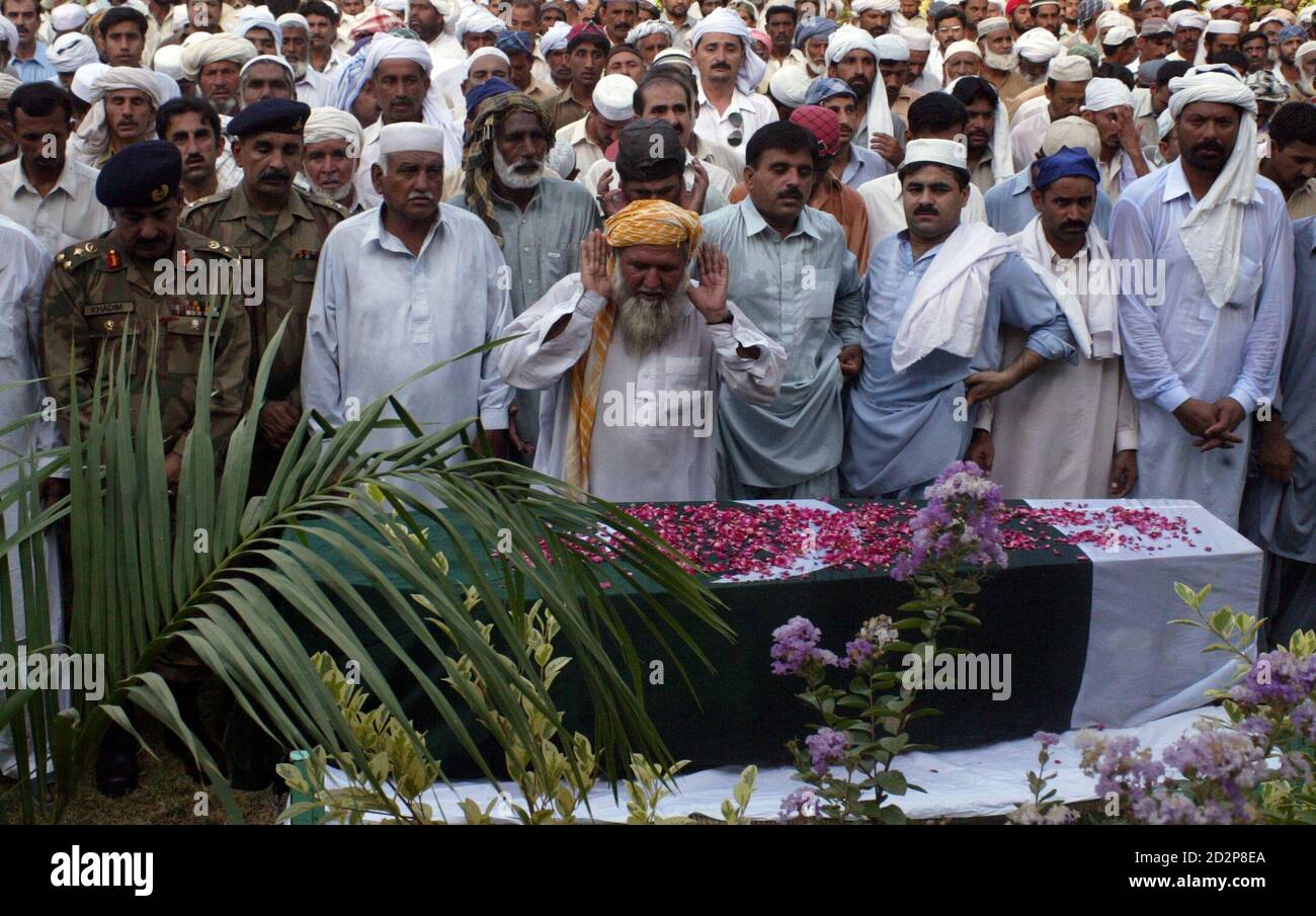 Pakistani soldier in the north frontier hi-res stock photography and ...