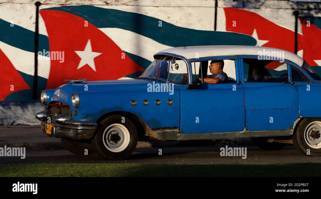 Havana wall of flags hi-res stock photography and images - Alamy
