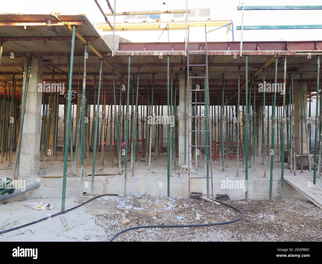 Wooden ceiling held up by Adjustable Heavy Duty Telescopic Formwork ...