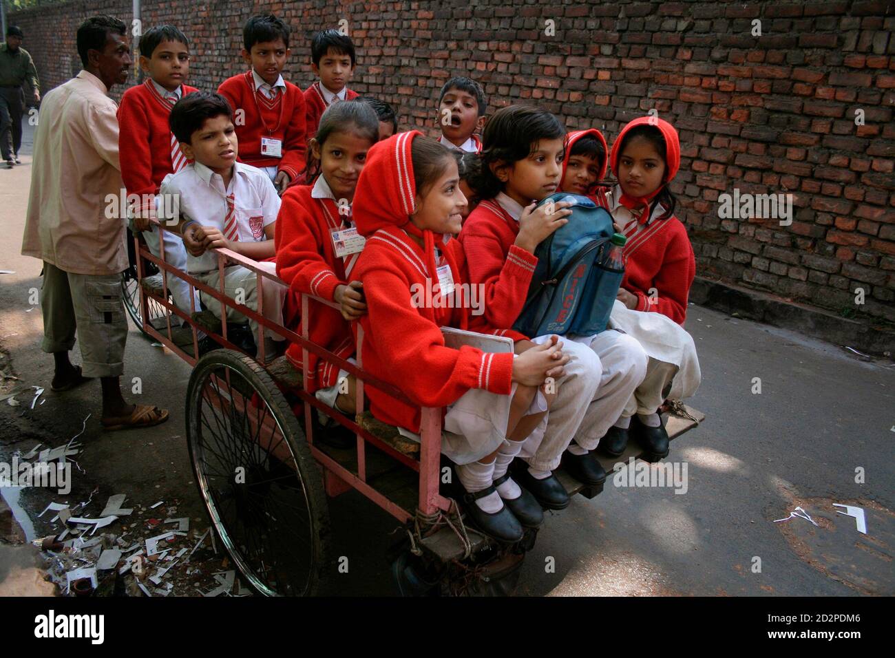 School children in cycle rickshaw hi-res stock photography and images ...