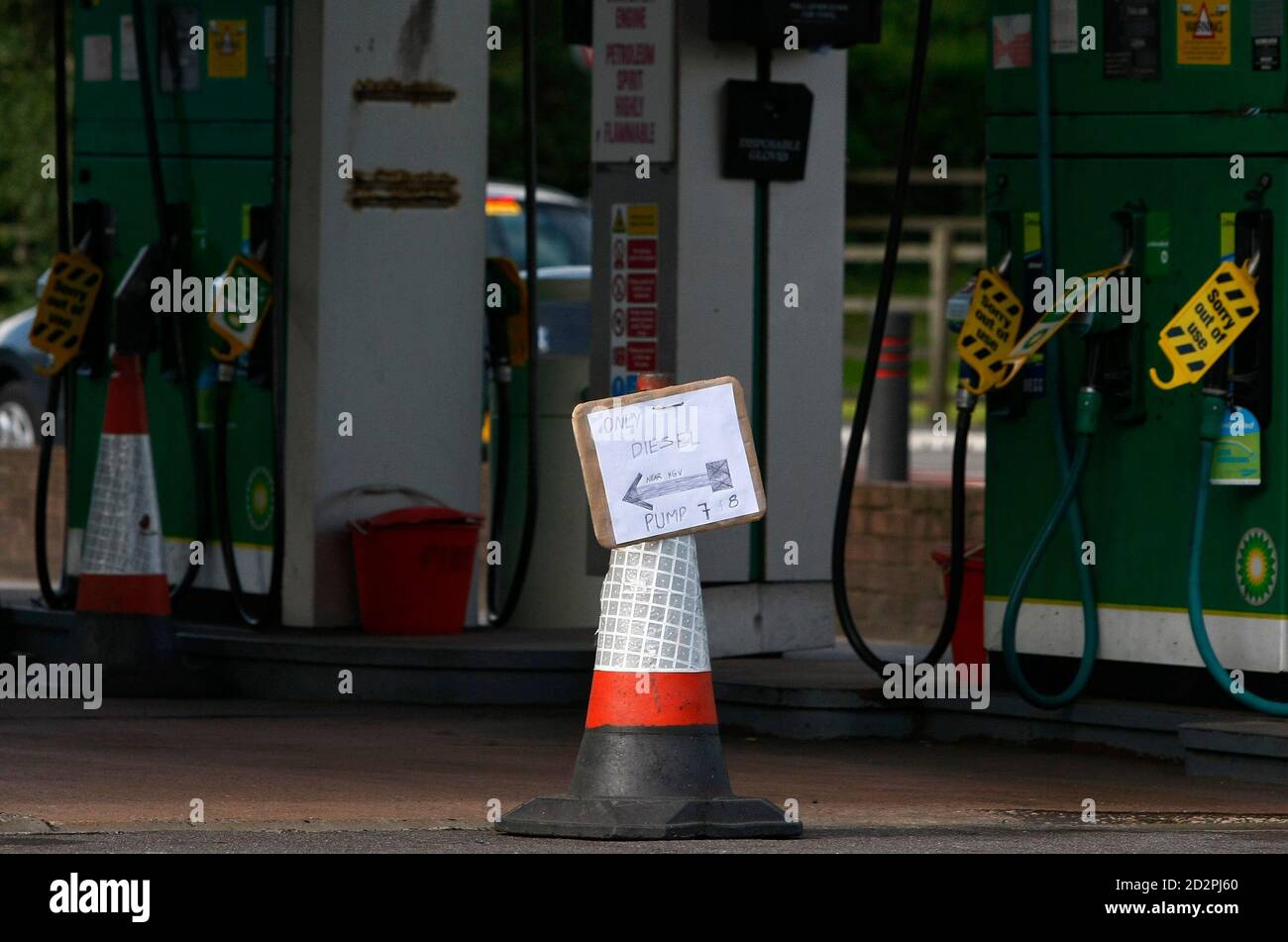 Empty fuel stations hi-res stock photography and images - Alamy