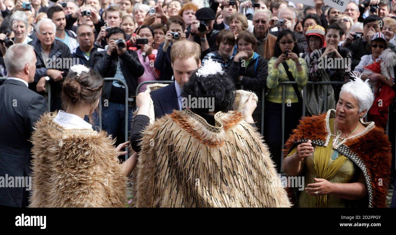 Maori feather cloak hi-res stock photography and images - Alamy