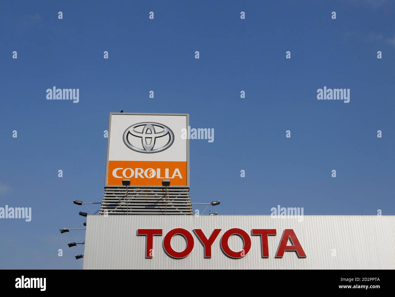 Toyota dealership signs hi-res stock photography and images - Alamy