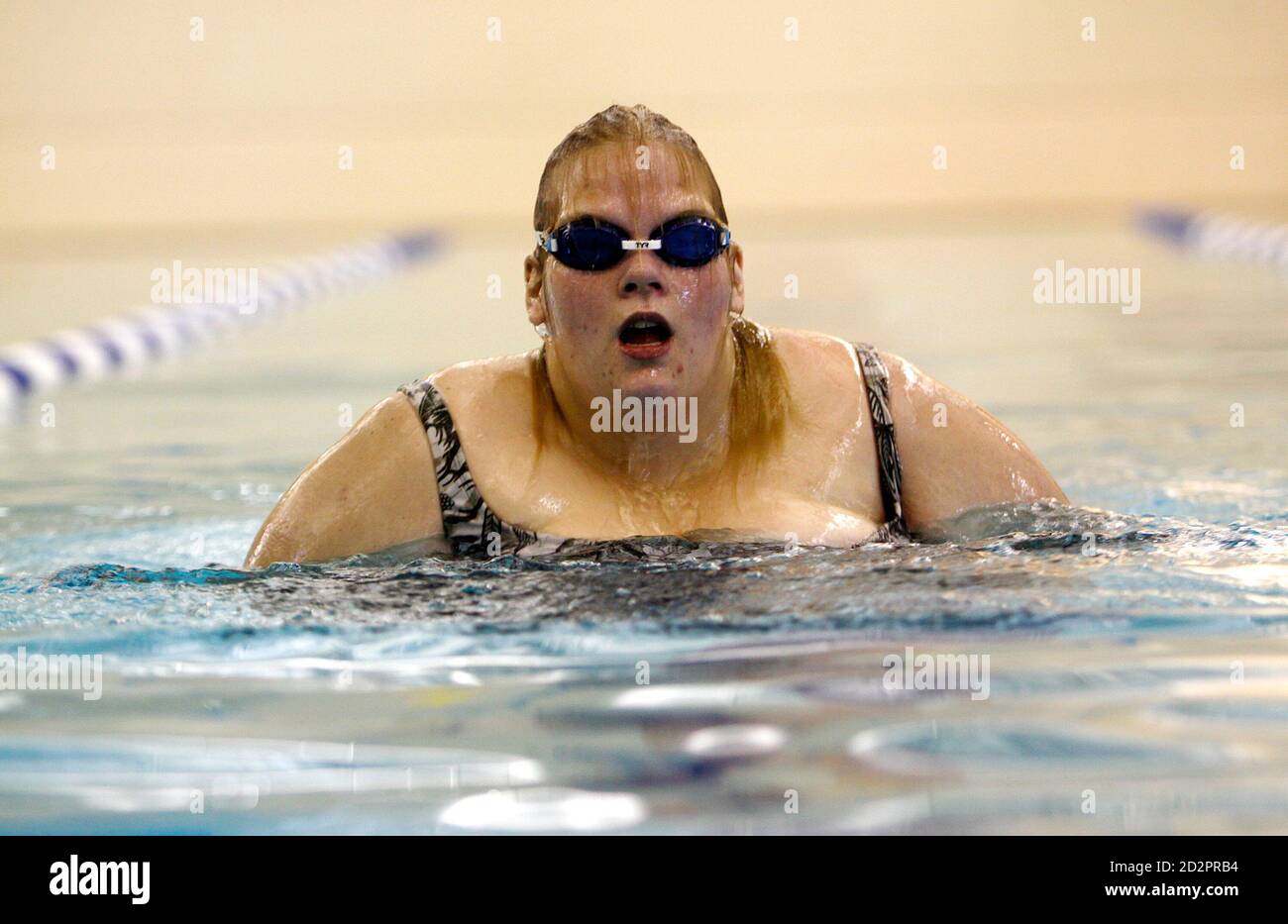 Woman swimming laps in a pool hi-res stock photography and images - Alamy