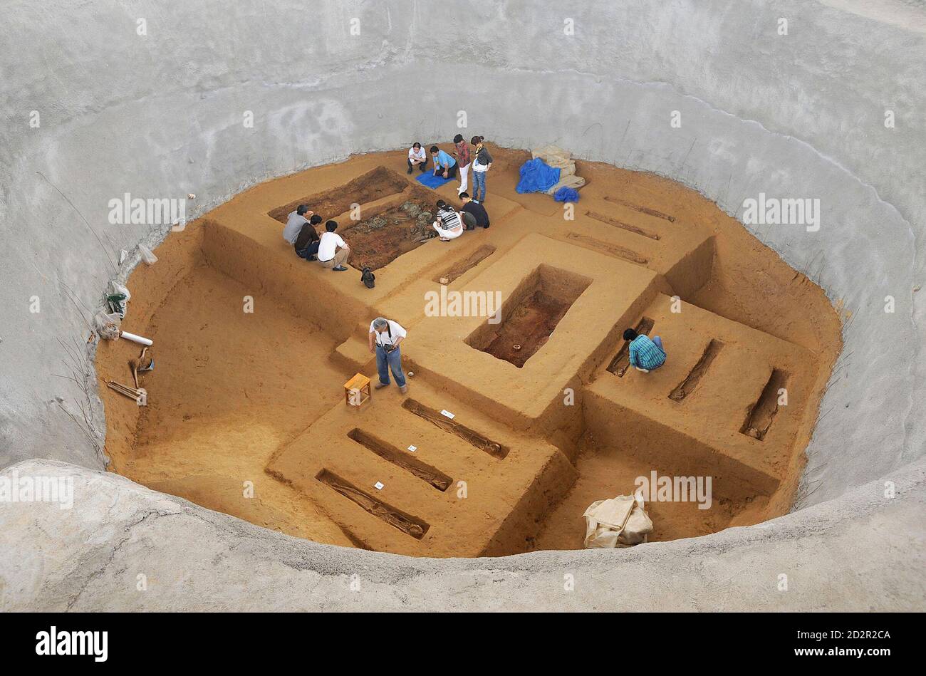 Archaeologists china dig hi-res stock photography and images - Alamy