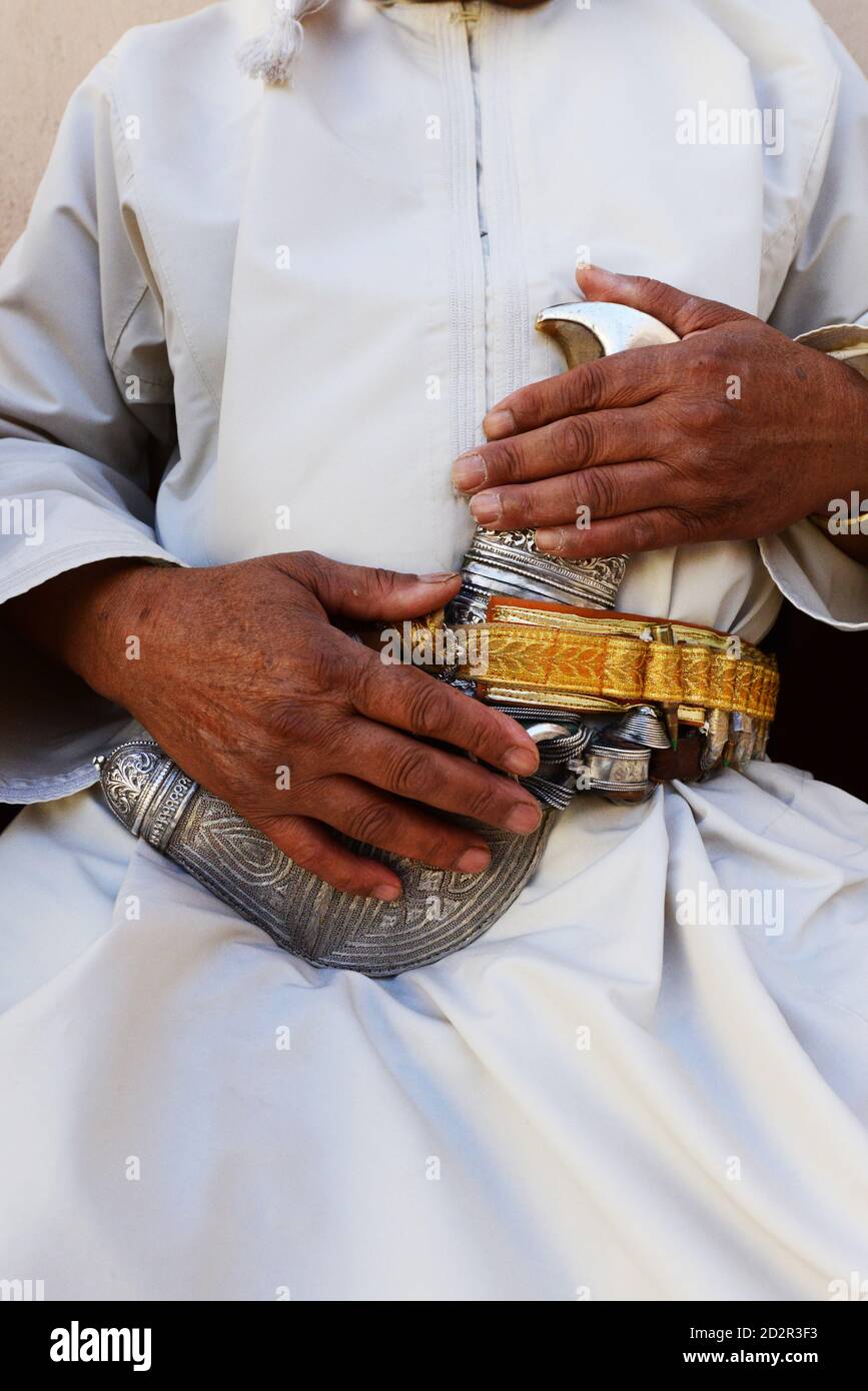 An Omani man with his traditional Omani dagger called Khanjar Stock ...