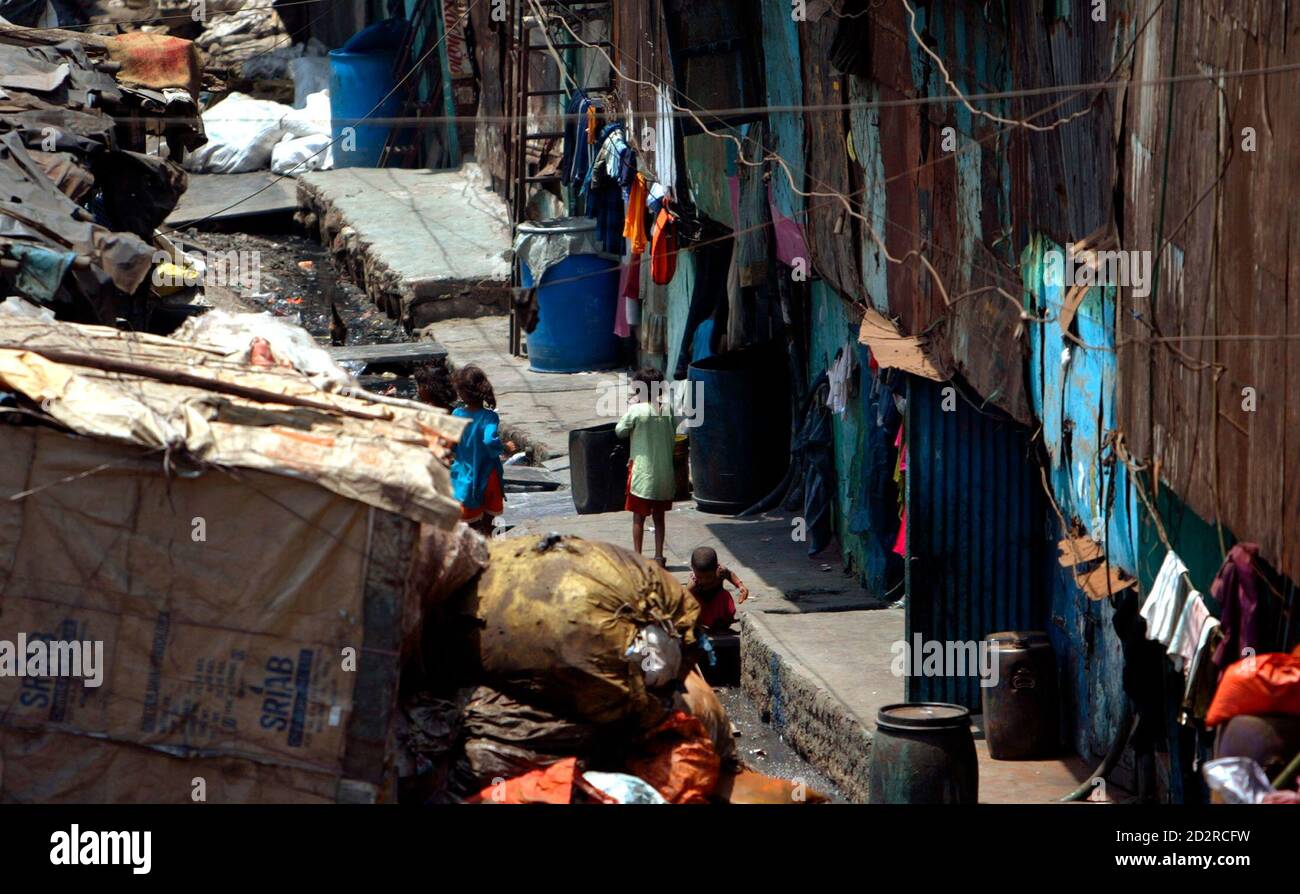 India children play in slum hi-res stock photography and images - Alamy