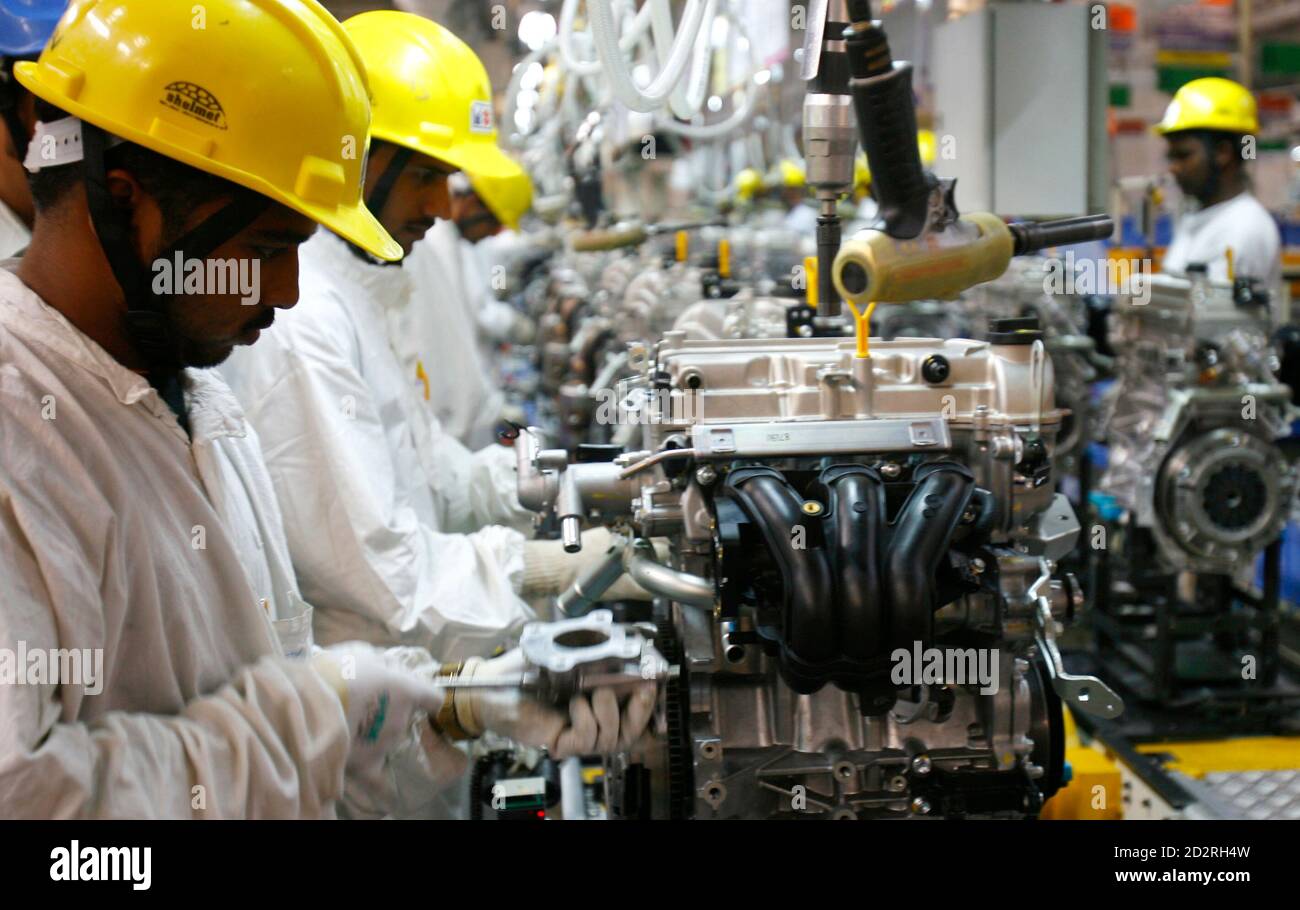Automotive assembly factory engines hi-res stock photography and images ...