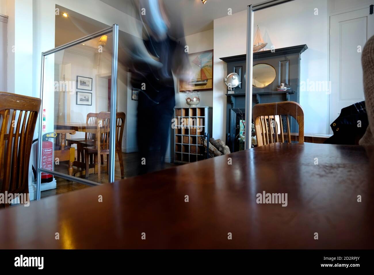 Attending to tables hi-res stock photography and images - Alamy