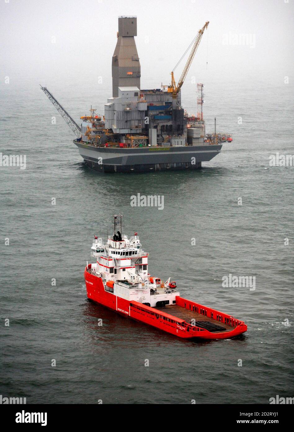 Sakhalin gas platform hi-res stock photography and images - Alamy